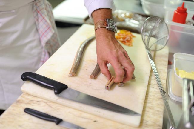 Recette d'anguille facile - Friture d'anguilles au beurre d'ail | Anjou ...